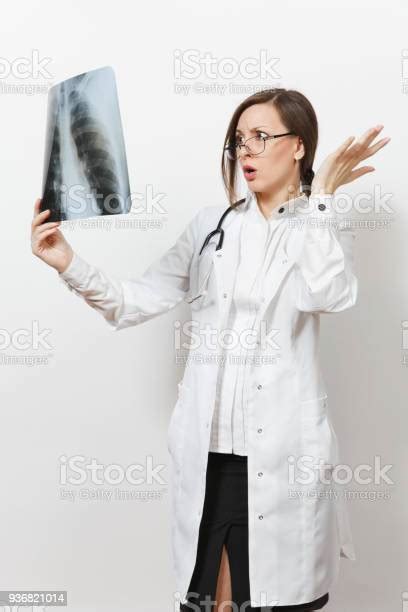 충격된 의사 여자 보고 폐 Fluorography 흰색 배경에 고립 뢴트겐의 X 선 의료 가운 청진 기 안경에 여성 의사입니다