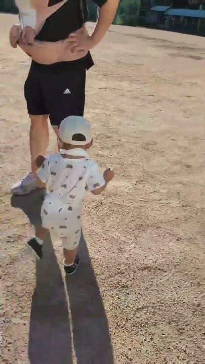 운동장 모래 처음 만져보고 소리 지르는 아기~ Youtube