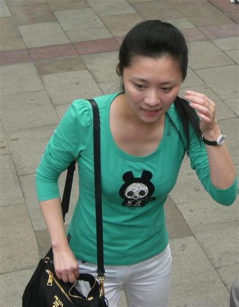 央視第一美女主持人，21歲進入央視，搭檔央視「一哥」康輝，37歲至今未嫁，素顏也好美 每日頭條