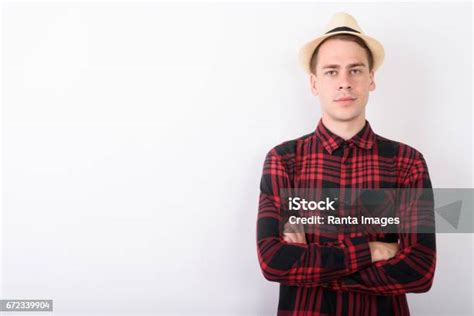 체크 무늬 셔츠와 흰색 배경에 대 한 모자를 착용 하는 젊은 남자의 스튜디오 샷 20 24세에 대한 스톡 사진 및 기타 이미지 20 24세 20 29세 긴팔 Istock