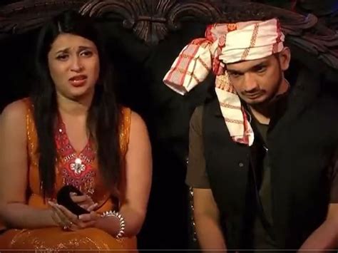 Bigg Boss 17 Mannara Chopras Late Night Gossip Session About Isha