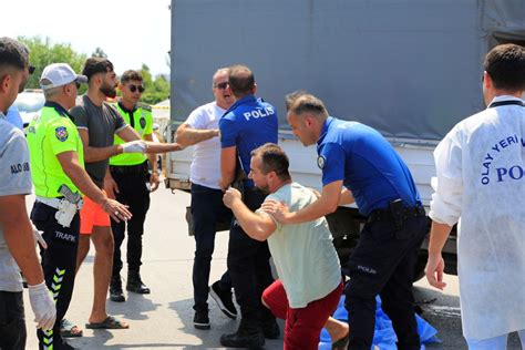Antalya da motosiklet kamyonetin altına girdi