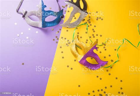 노란색 보라색 배경에 마디 그라 또는 카니발 마스크의 축제 다채로운 그룹 베네치아 마스크 0명에 대한 스톡 사진 및 기타 이미지