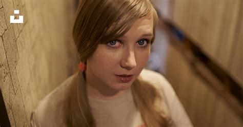 복도에 서있는 긴 머리를 가진 소녀 사진 Unsplash의 무료 얼굴 이미지