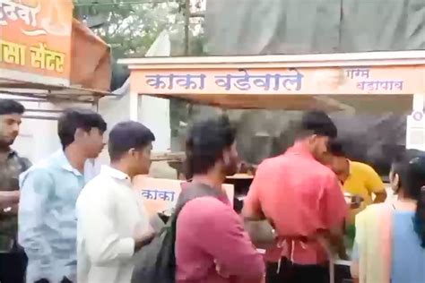 पुणेकर हा वडापाव खाल्याशिवाय पुढे जात नाही असं आहे तरी काय Photos