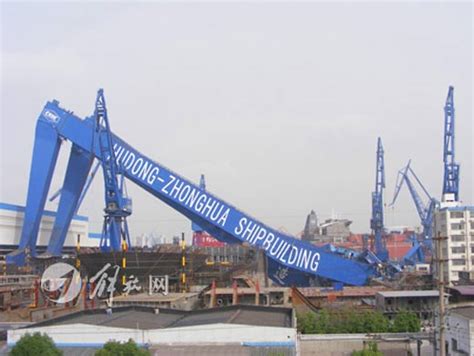 上海沪东造船厂龙门吊再度倒塌 震动如地震图资讯凤凰网