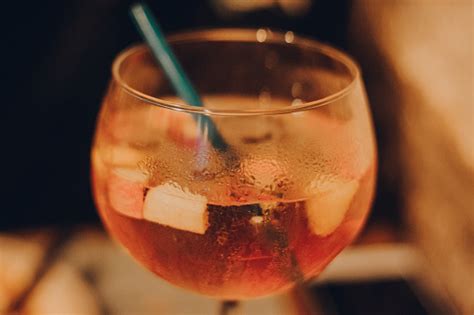 유리 와인 음료 알코올 Sangria 밀 짚 포르투갈 레드 음료 칵테일 화이트 액체 와인 글라스 절연 축 하 파티 바 브랜디 테이블 음식 코냑 주류 과일 여름 달콤한 음료