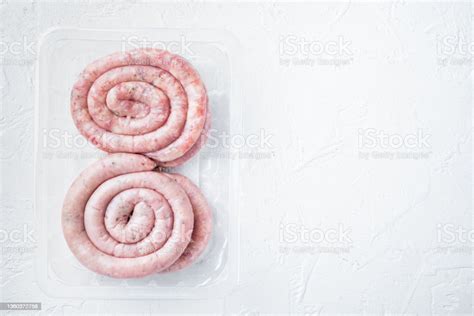 나선형 돼지 고기 소시지 흰색 배경에 플라스틱 팩 상단 보기 플랫 누워 텍스트 카피 스페이스를위한 공간 0명에 대한 스톡 사진