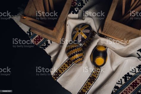 손으로 그린 색상과 수건에 전통적인 장식이 있는 부활절 달걀 0명에 대한 스톡 사진 및 기타 이미지 0명 개성 개념 공예