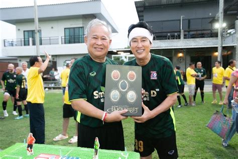 Photo Gallery ตลกตัวพ่อ “เป็ด เชิญยิ้ม” ฉลองวันเกิด70ปีฟิตปั๋งดวลบอล