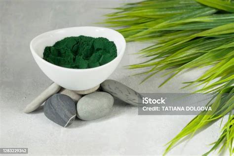 가벼운 배경에 스피룰리나 분말 비건 채식주의 자 또는 식물 기반 식단에 대 한 건강 한 식품 보충 Spa 절차 종합 비타민 함유