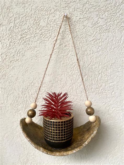 מדף דקורטיבי תלוי לעציץ זהב מושחר כרמית פרז חנות עיצוב הבית אונליין