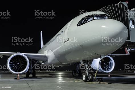 공항 밤 앞치마에 제트 웨이에서 흰색 여객기를 클로즈업 활주로에 대한 스톡 사진 및 기타 이미지 활주로 수리 비행기
