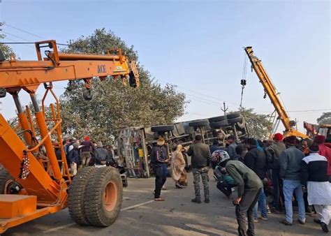 Jharkhand रामगढ़ में भीषण सड़क हादसा आलू लदे ट्रक ने ऑटो को रौंदा 3
