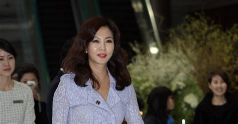포토엔 김남주 시선사로잡는 시스루 하객패션최원영 심이영 결혼식 하객