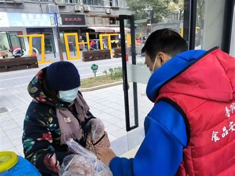 关爱有“心”招！普陀这里持续守护老年群体健康安全 爱申活暖心春老人服务徐阿婆