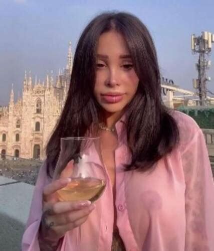 زن جهانگرد که در ملاء عام لخت می شود عکس