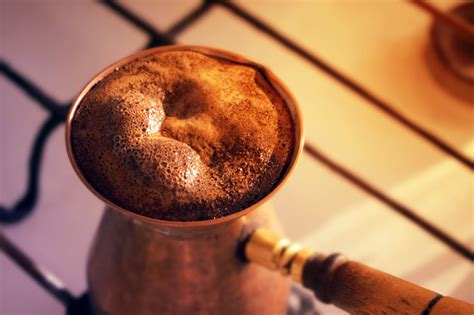 ホット トルコ コーヒー Ooper Cezve で行われましたガスに従来のコーヒー鍋のストーブコーヒーの泡を作る方法 アラビアのストック