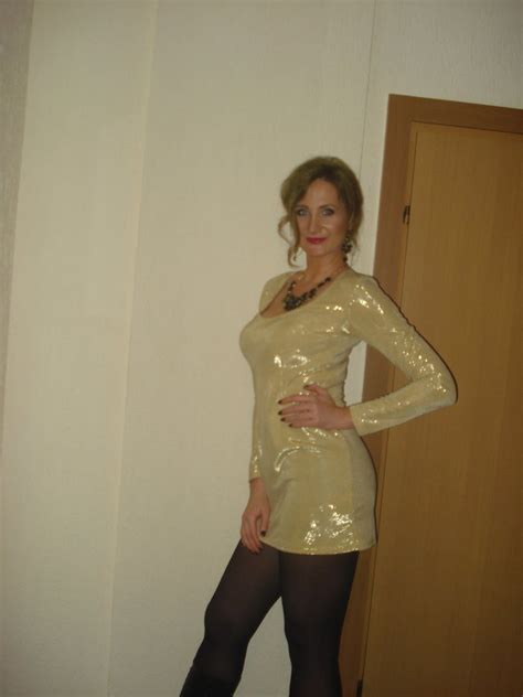 Nice Busty Mommy In Gold Mini Dress Redy For The Party Pic