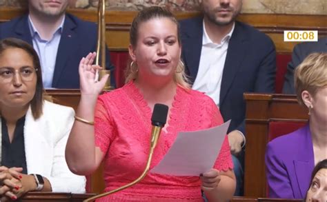 À l Assemblée Mathilde Panot brandit une fiole avec des punaises de