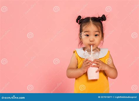 黄色连衣裙的亚洲小孩 库存图片 图片 包括有 聚会所 背包 子项 秸杆 礼服 甜甜 饮料 227015071