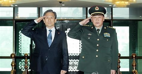 경례하는 한중 국방 장관