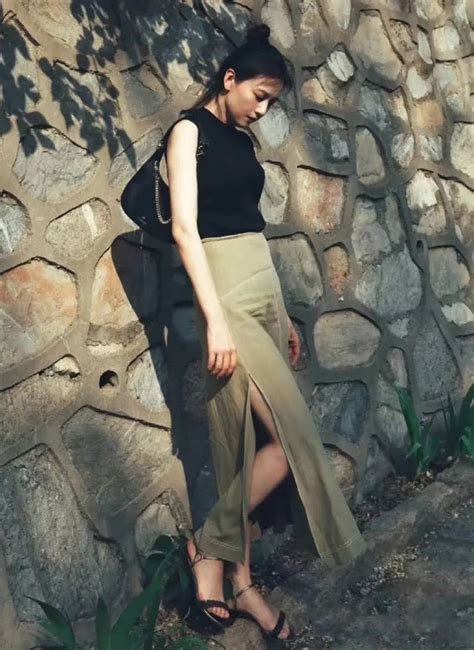 高圆圆初夏穿无袖针织背心配开叉半身裙，知性优雅 搜狐大视野 搜狐新闻