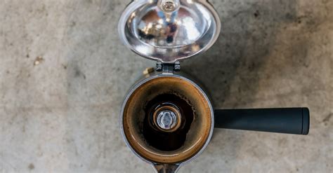 가전제품 가정 양조주 가정 용품 거리 카페 검은 손잡이 구식의 금속 냄비 나무 식탁 커피 다방 돌 표면 따뜻한 음료 라떼 라떼 아트 러스틱 맥북