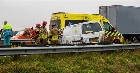 Gewonde En Flinke Schade Bij Botsing Tussen Twee Bestelbussen Op De A58