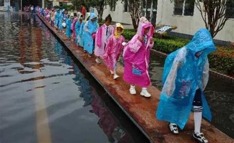 淮北暴雨一小学校内积水，老师搭桥护近千名学生回家七环视频澎湃新闻 The Paper