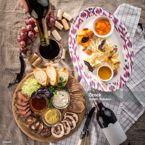 와인 애피타이저 세트 레드 와인 포도 꿀 치즈 고기 품종 회색 테이블에 빵 조각 다양에 대한 스톡 사진 및 기타 이미지 다양 음식과 음료 산업 0명 Istock