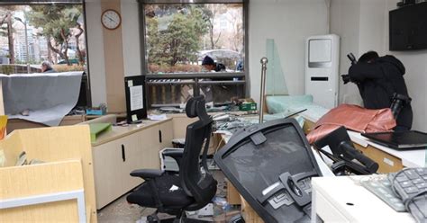 판사 나와라” 법원 부수고 경찰 폭행폭격 맞은 듯 처참