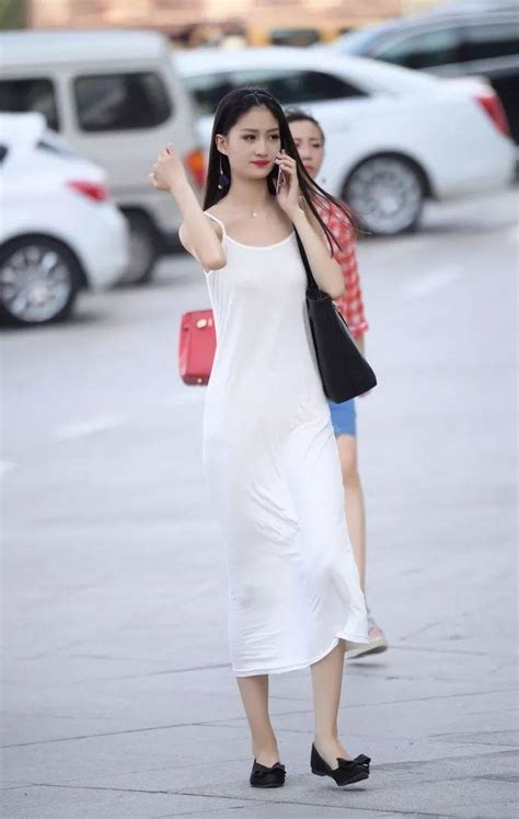街拍：嫵媚纖弱，小鳥依人，身輕如燕，氣質上溫雅含蓄的白裙美女 壹讀
