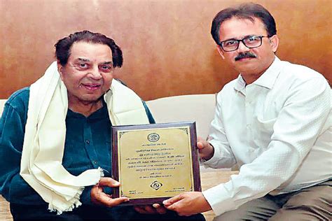 बॉलीवुड के ‘ही मैनको राष्ट्रीय किशोर कुमार सम्मान धर्मेंद्र हुए भावुक