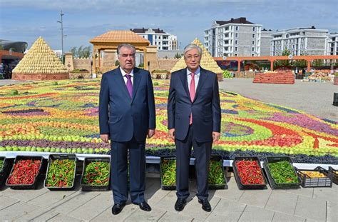 Касым Жомарт Токаев и Эмомали Рахмон осмотрели выставку ярмарку