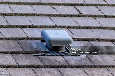 집의 슬레이트 지붕에있는 지붕 통풍구의 클로즈업 초상화 이 작은 굴뚝과 같은 물체는 환기로 사용되어 집을 환기시키고 건물의 공기 흐름 또는 공기 공급을 조절합니다 0명에