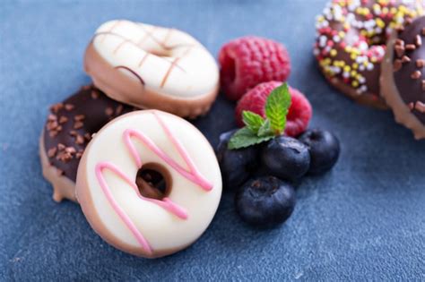 Premium Photo Small Mini Donuts With Fresh Berries