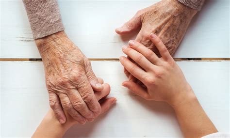 Cómo cuidar a los padres mayores cuando no quieren ayuda