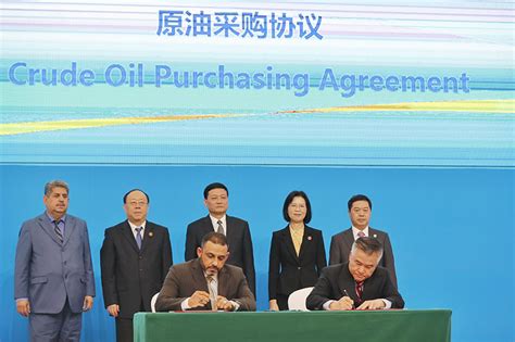 中国北方工业有限公司 签约 在中央企业交易团签约仪式上，振华石油控股有限公司与伊拉克国家石油销售公司签署原油进口合同