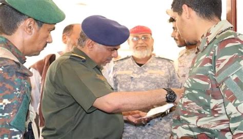عدن تايم مدير أمن ساحل حضرموت يفاجئ موظفي البحث الجنائي والأدلة الجنائية