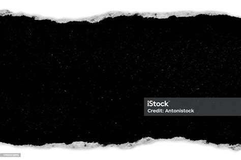 찢어진 가장자리가 있는 종이구멍은 우주의 다채로운 우주 별들과 함께 검은 색 배경으로 고립되어 있습니다 우주의 우주를 볼 수 있는 종이구멍 찢겨진에 대한 스톡 사진 및 기타