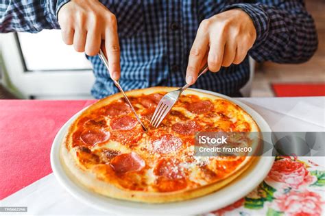 이탈리아 레스토랑에서 포크와 나이프를 사용 하 여 피자를 먹는 행복 한 배고픈 남자 사람들에 대한 스톡 사진 및 기타 이미지 사람들 피자 상자 건강에 좋지 않은 음식