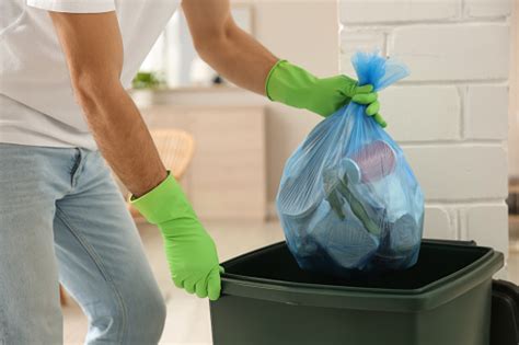 집에서 쓰레기통에 쓰레기 봉투를 던지는 남자 클로즈업 쓰레기에 대한 스톡 사진 및 기타 이미지 쓰레기 쓰레기 수거통 부엌