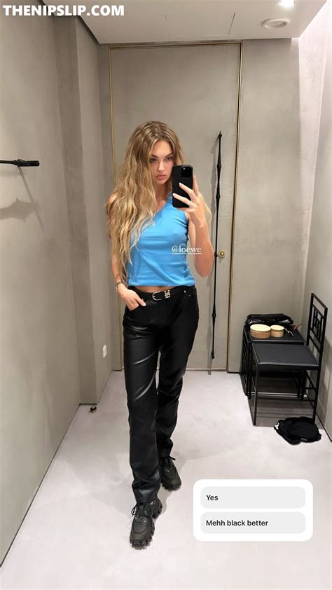 Braless Selfie In A Blue Top Rromeestrijd