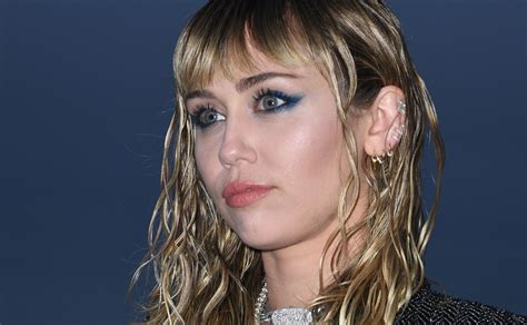 Miley Cyrus Interpreta ¡help De The Beatles En El Concierto Global
