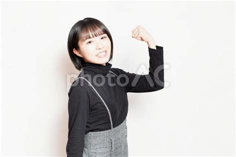 ガッツポーズをしている若い女性 No 25818122｜写真素材なら「写真ac」無料（フリー）ダウンロードok