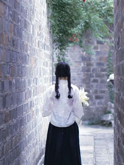 她没有烟火绚丽