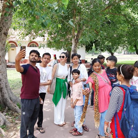 Kiki On Twitter فک کرده بودن هنر پیشه هندی هستم باهام عکس میگرفتن😂😂