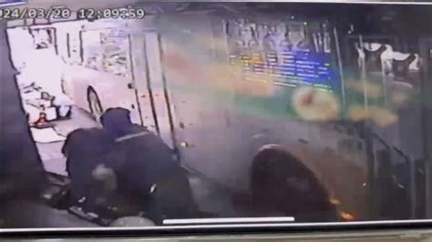 51秒失控瞬間曝光！公車撞三媽臭臭鍋釀2傷 路人急閃「衰遭機車波及」 社會 三立新聞網 Setncom