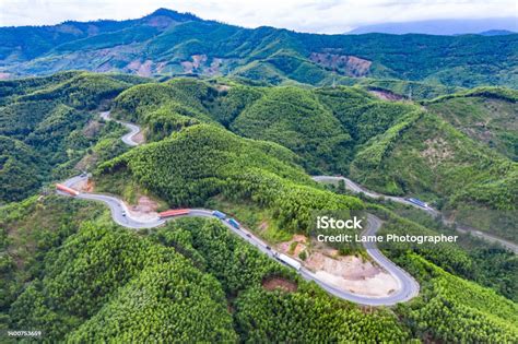 시골 숲과 산악 지역을 통해 대형 하중 또는 예외적 인 호송을 운반하기위한 특수 세미 트레일러가있는 긴 차량 트럭의 조감도 운송